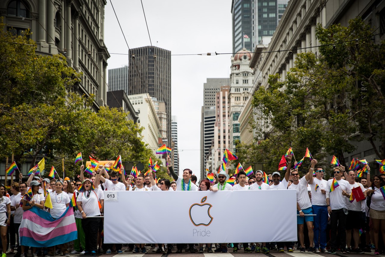 Tim Cook led 5,000 from Apple at gay pride parade | Fortune
