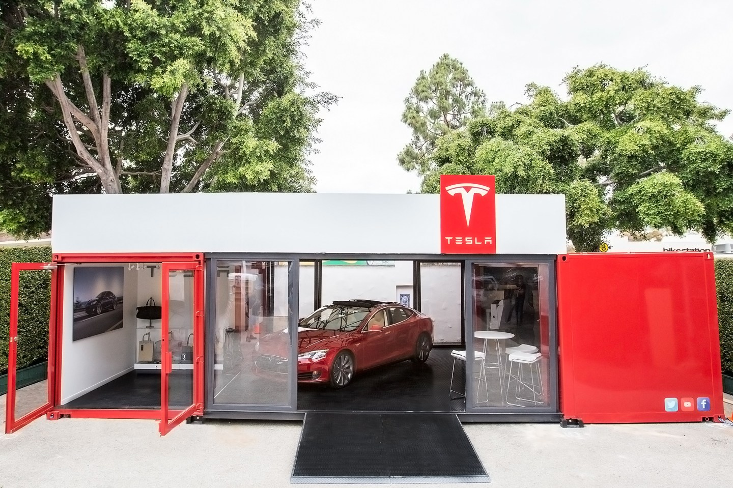 Tesla plans pop up stores in posh locales | Fortune