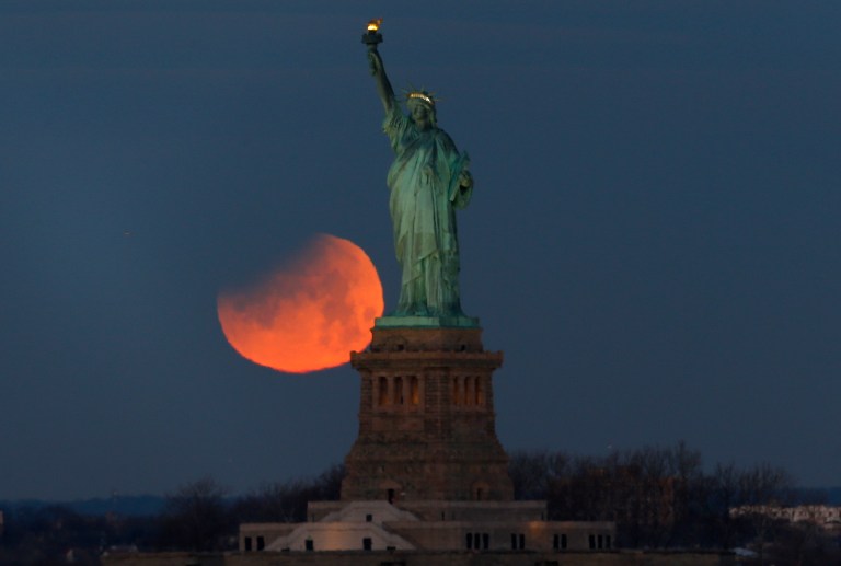 See Photos of the 2018 Super Blue Blood Moon Lunar Eclipse | Fortune