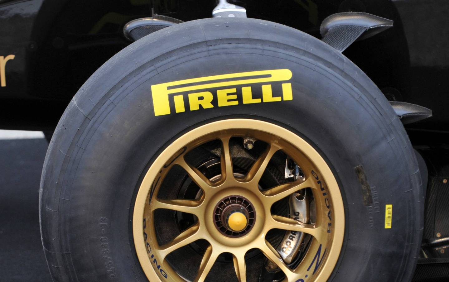 These High-End Pirelli Skis Will Set You Back $1,525 | Fortune