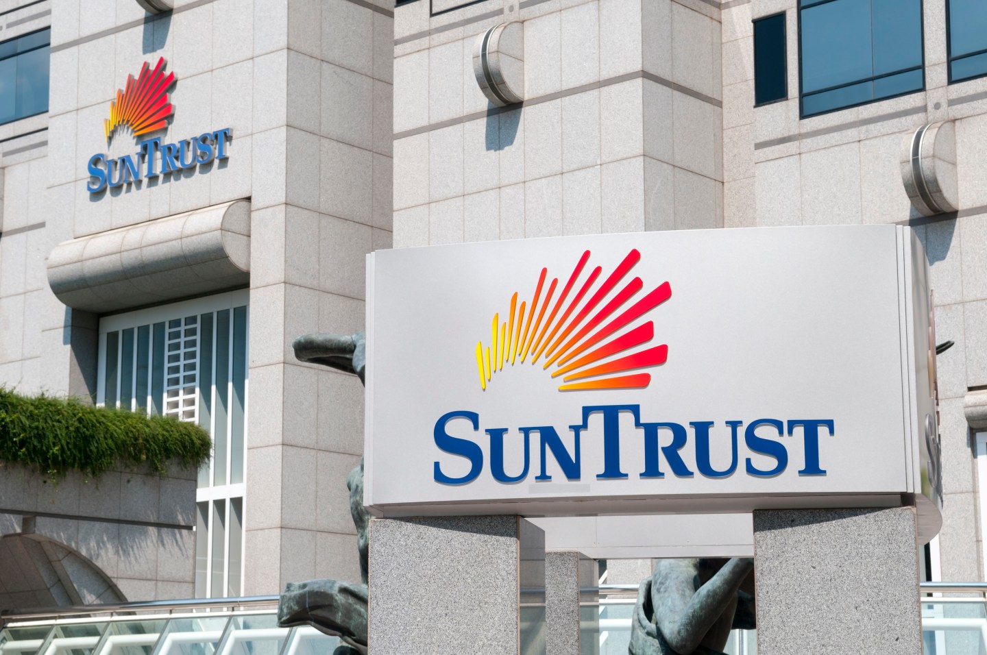 Ex-SunTrust Employee May Have Tried Sharing 1.5M Customers' Data | Fortune