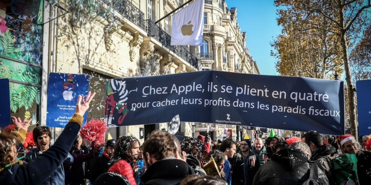 Apple Opened a New Store in Paris, Drawing Noisy Tax Protest | Fortune