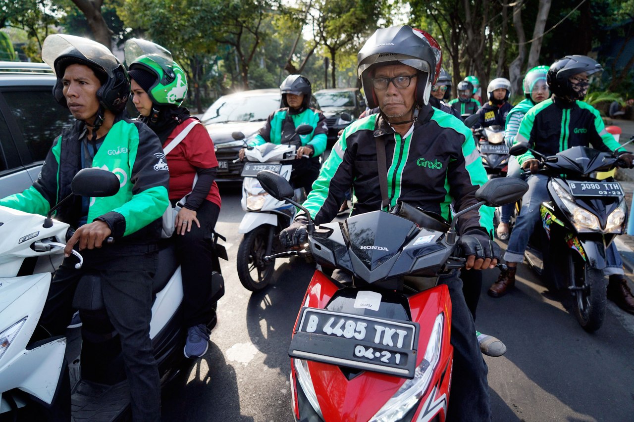 Grab vs. Go-Jek: Inside Asia’s Battle of the ‘Super Apps’ | Fortune