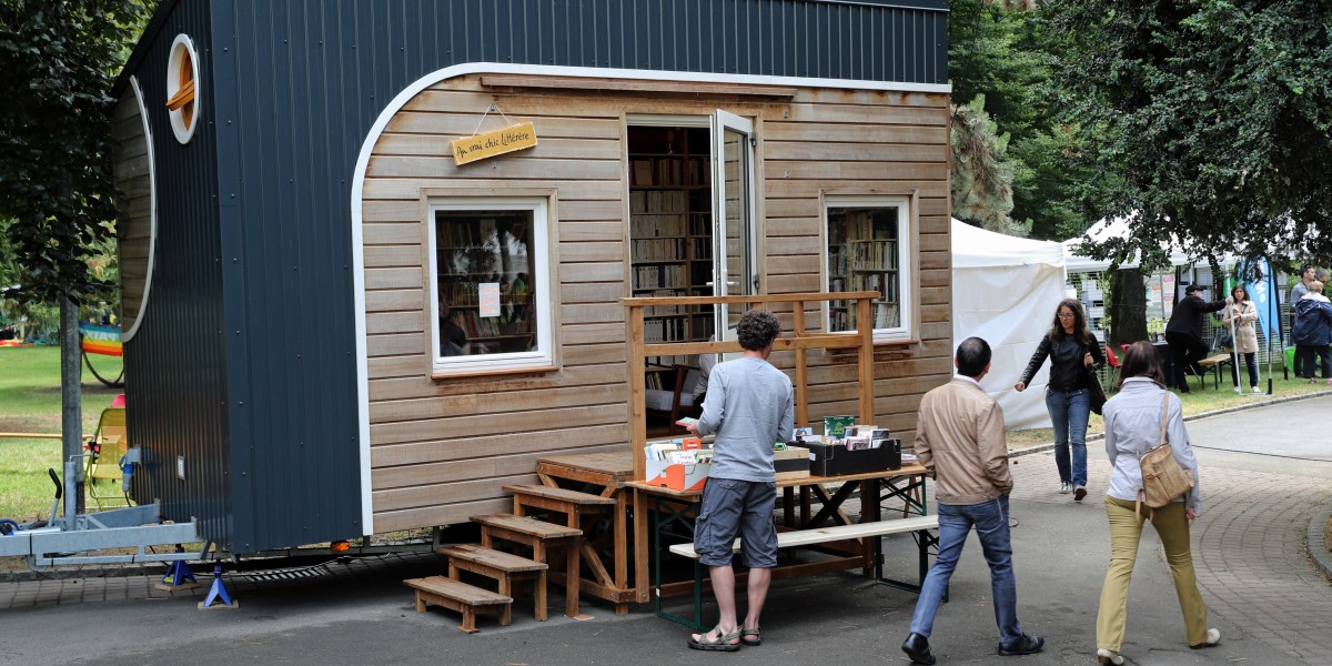 This Tiny Bookstore on Wheels Is Traveling Around the French ...