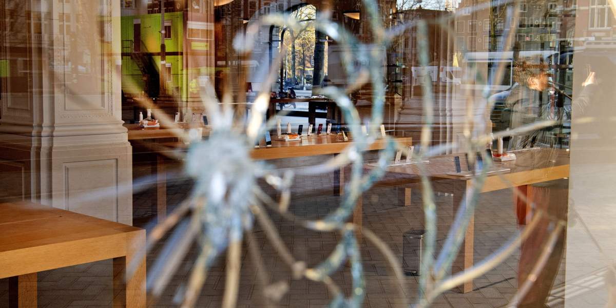 Gunman who took hostages at Apple store in Amsterdam demanded $227 ...