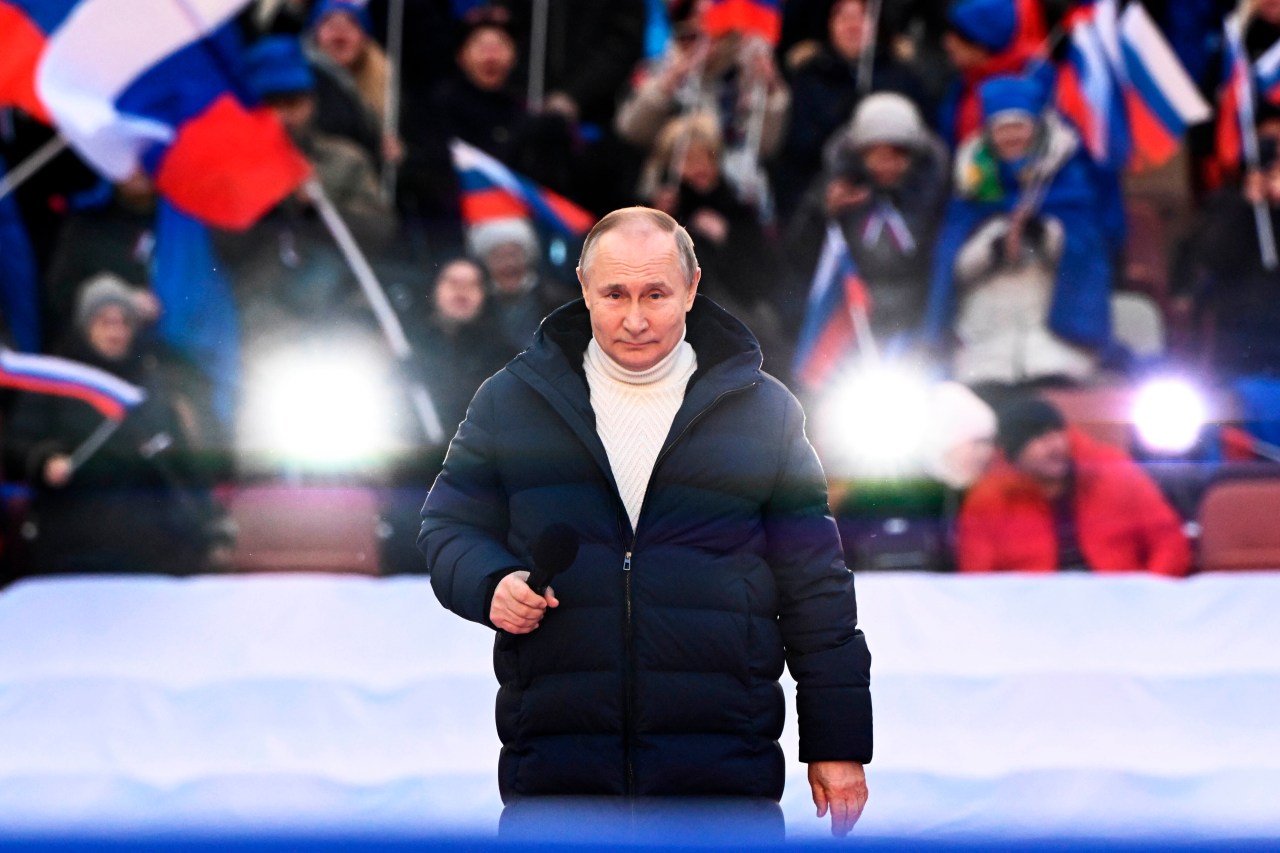 'For a world without Nazism': Putin appears at packed patriotic rally ...