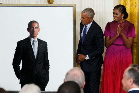 The Obamas return to the White House for the unveiling of their ...