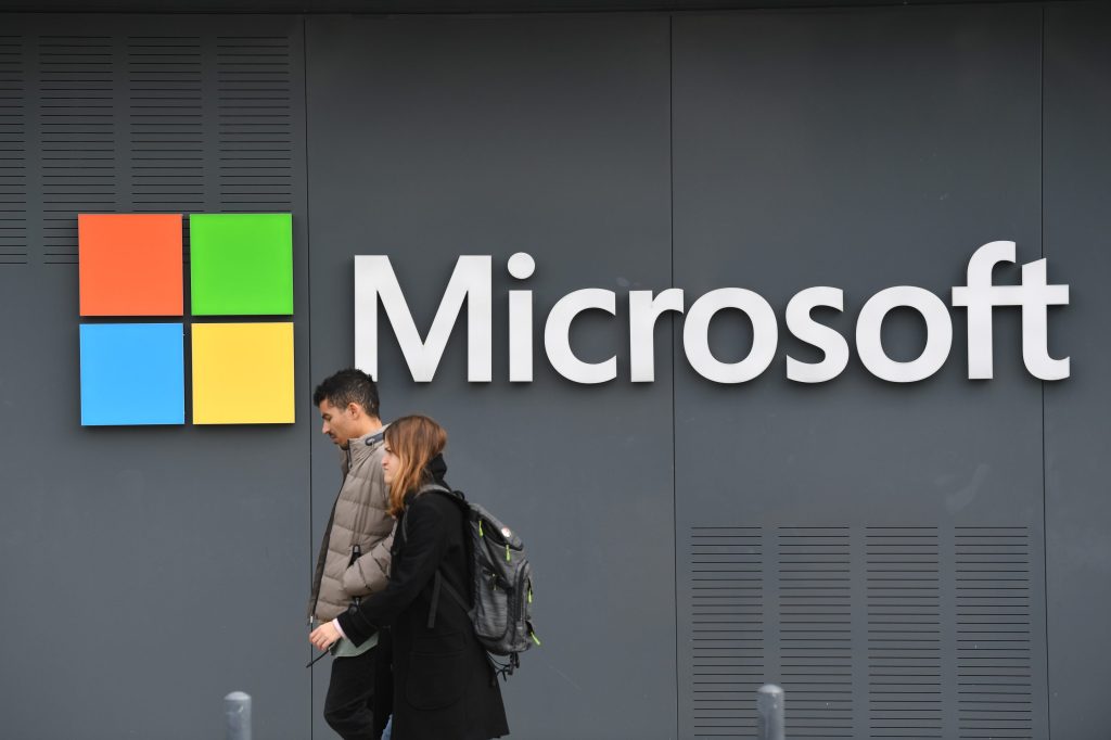 Microsoft mandates diversity goals in employee performance reviews ...