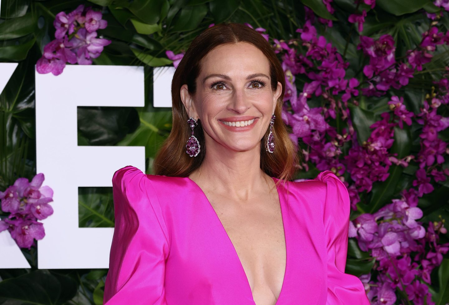 Julia Roberts auctions private lunch to raise money for striking ...
