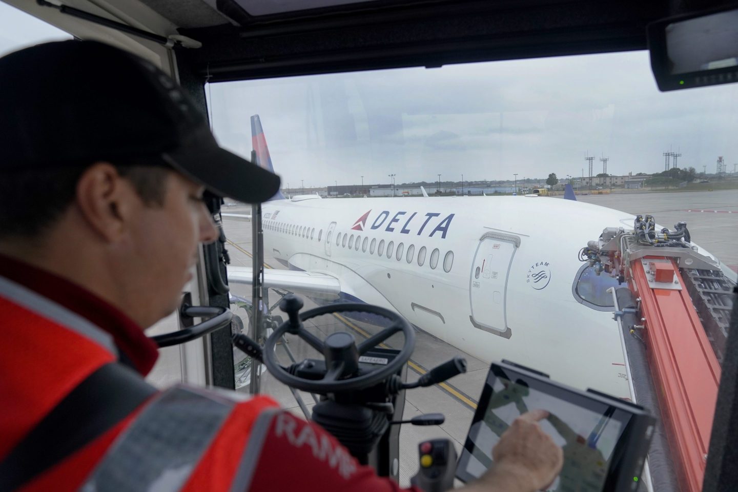 Inside Delta Air Lines' de-icing summer 'boot camp' | Fortune
