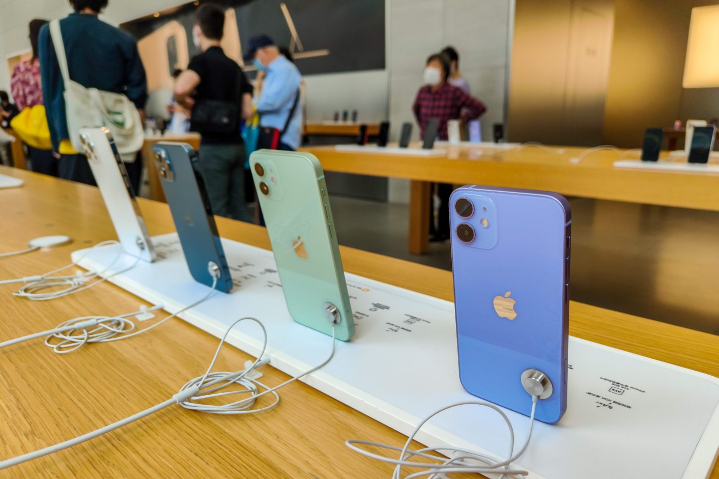 Apple tells staff how to react if customers ask about the iPhone 12 ...