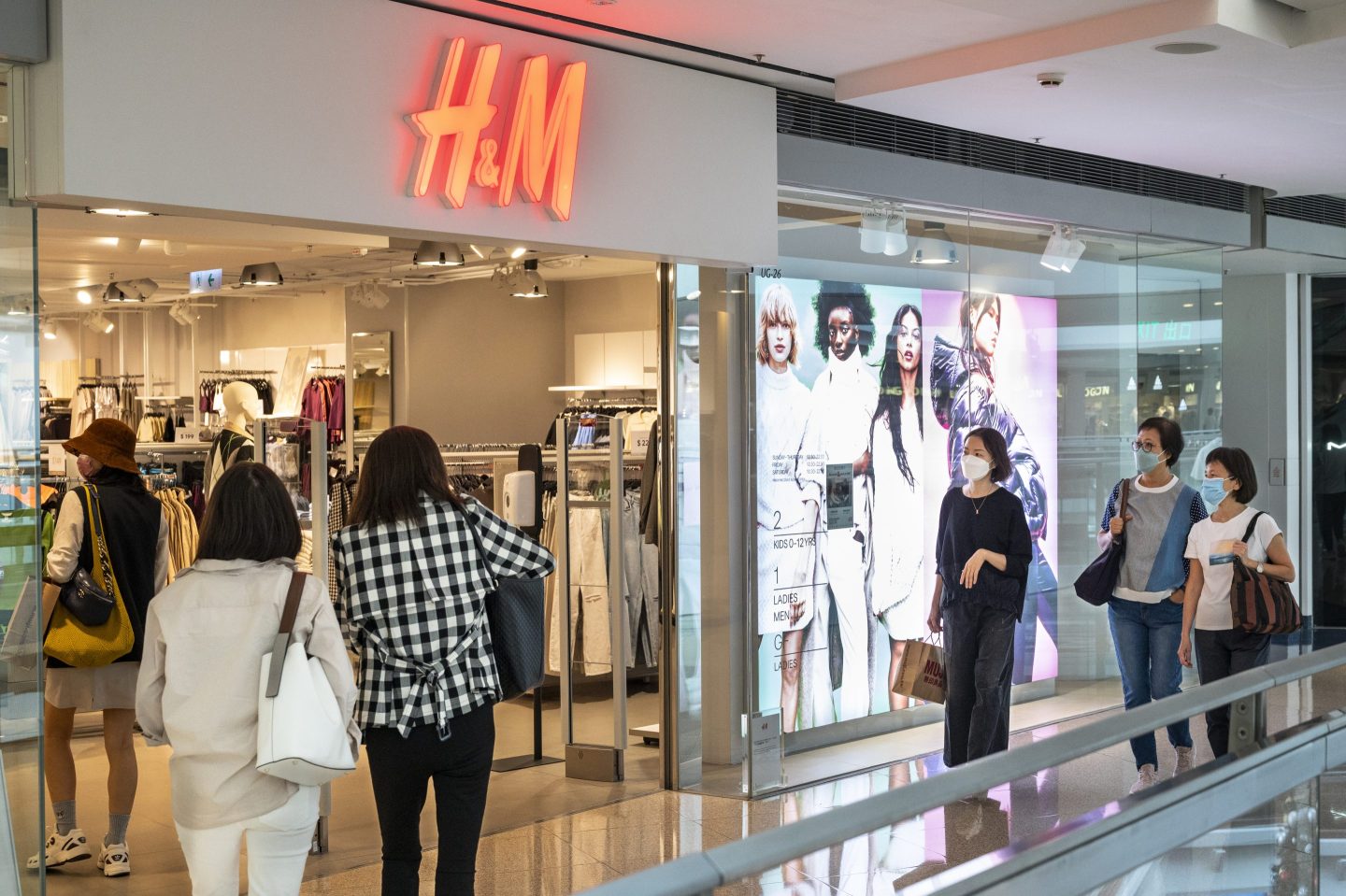 H&M expands program charging customers for online returns | Fortune
