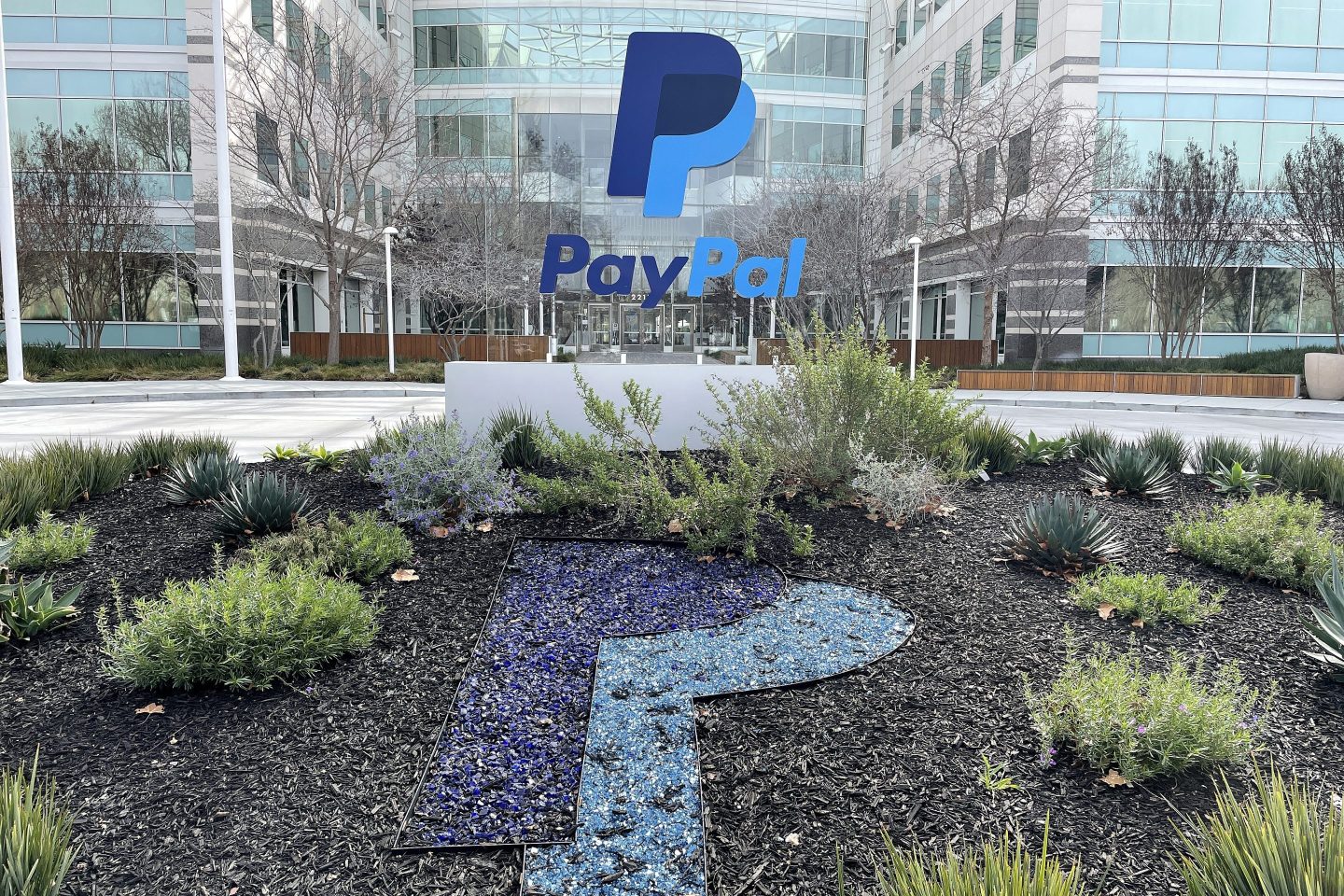 PayPal adds its PYUSD stablecoin to Venmo in push to expand crypto ...