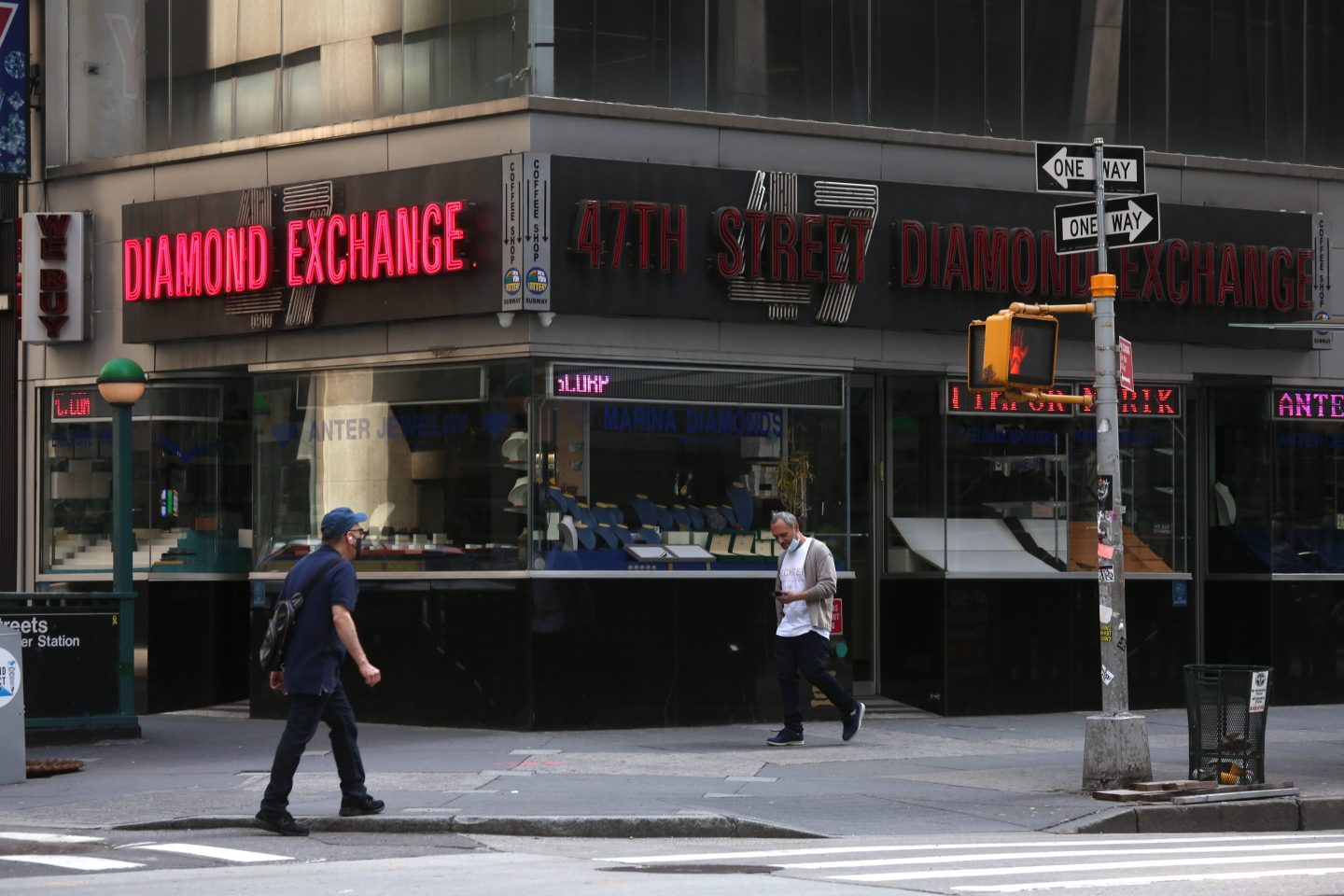 NYC man trapped in jewelry vault saved by timer opening the door the ...