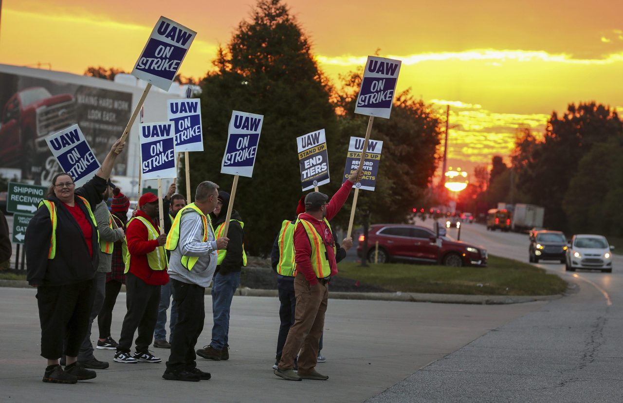 Ford, GM, Stellantis deal with UAW includes big electric vehicle ...