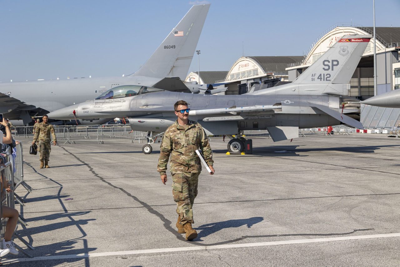 Air Force incentivizes pilots to stay with up to $600K in bonuses | Fortune