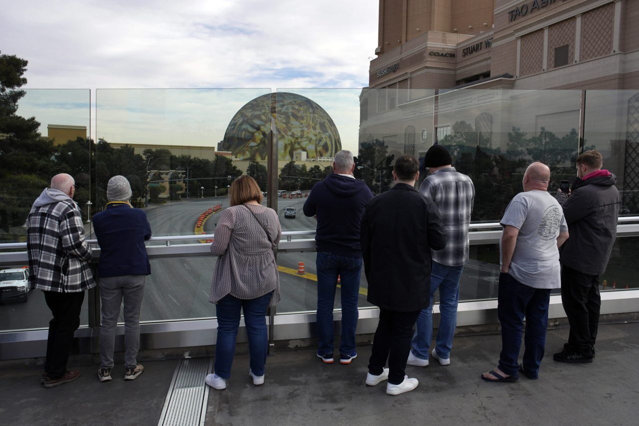 Las Vegas moves to punish pedestrians who stop on Strip to take photos ...
