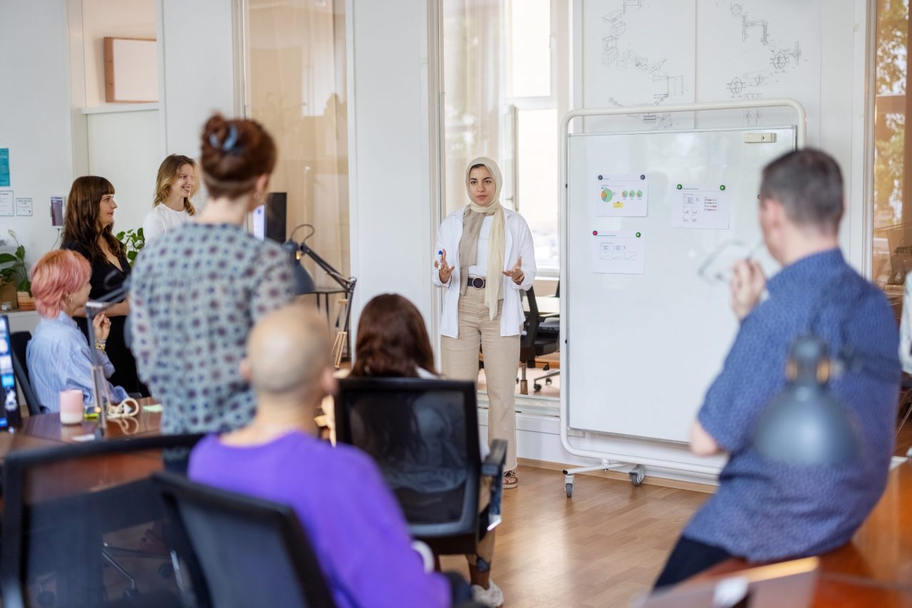 What is the difference between a data scientist and data analyst ...